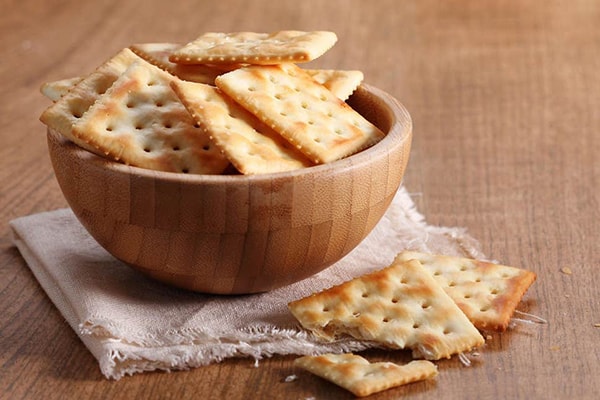 کراکر چیست و چگونه تهیه می شود - طرز تهیه بیسکویت کراکر نمکی - مجله ...